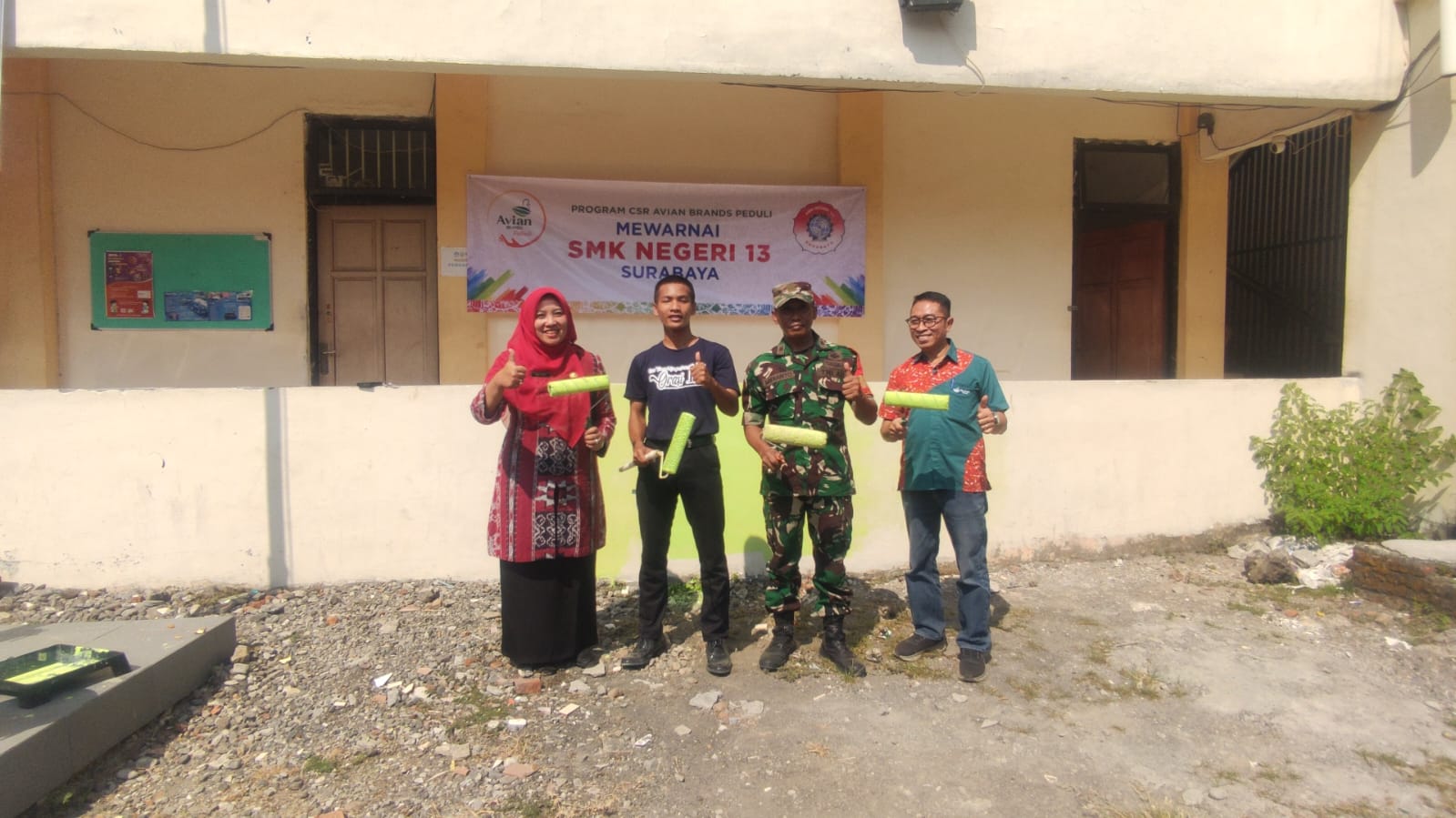 Mewarnai SMK Negeri 13 Surabaya bersama CSR Avian Brands Peduli